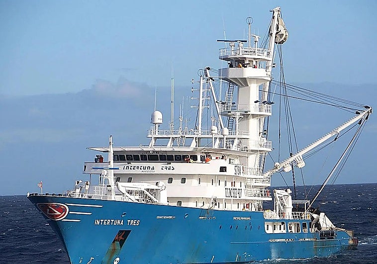 Spanish fishing boat repels pirate attack by firing warning shots | Sur ...