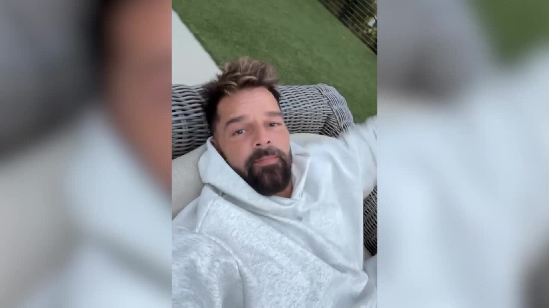 Ricky Martin causa furor posando semidesnudo con un llamativo mensaje ...
