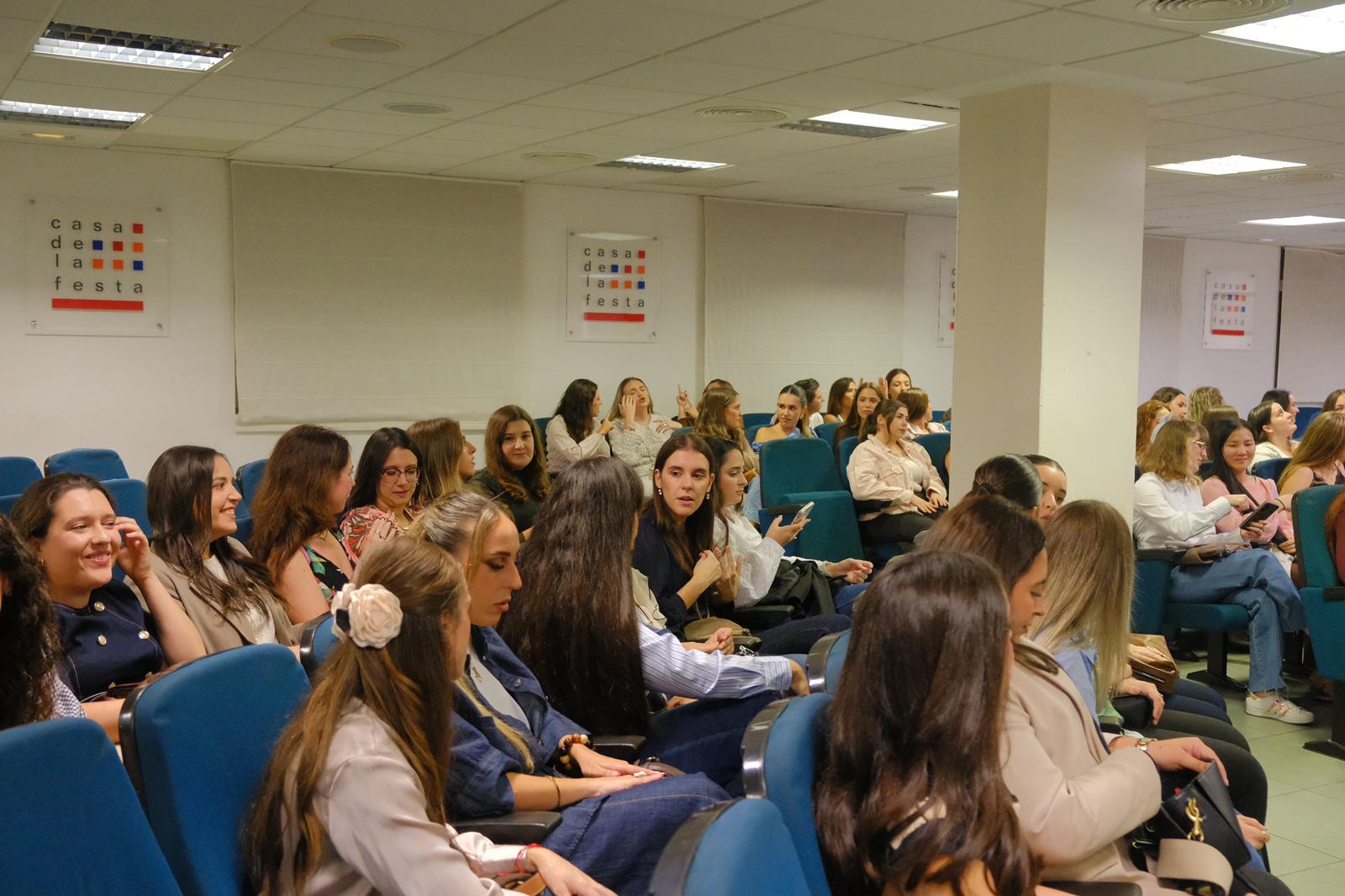 Primera reunión de las candidatas a bellea del foc de Alicante 2026 ...