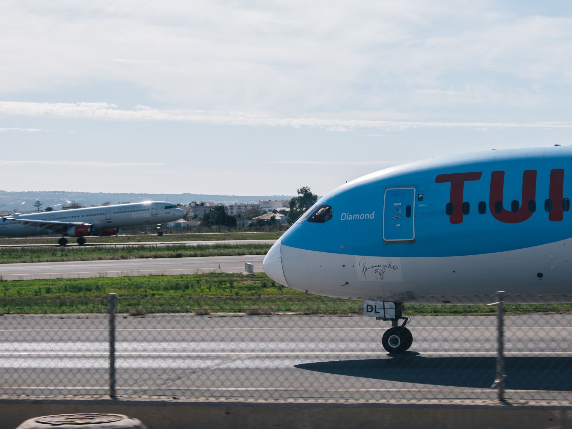 Alicante-Elche Airport Reopens Runway at Night After a Month of ...